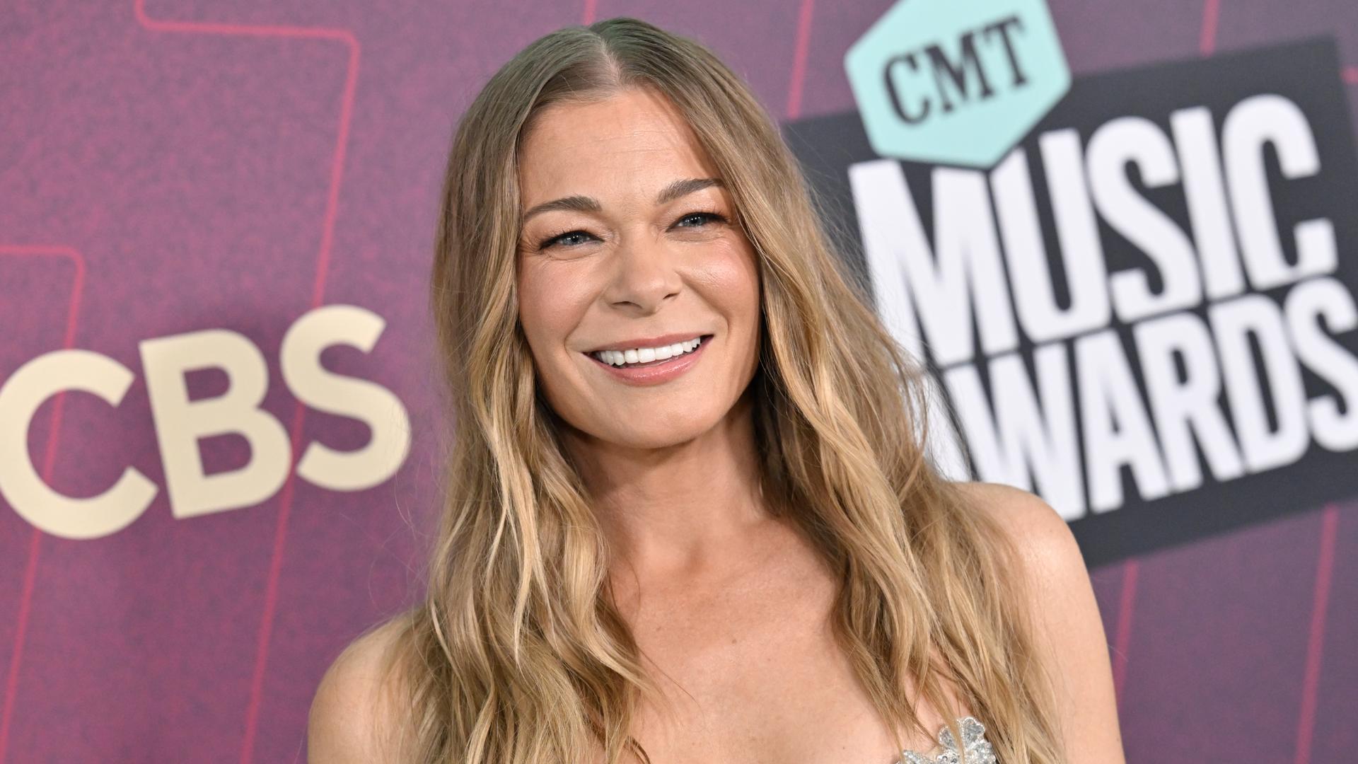 LeAnn Rimes' teeth fell out during concert in Washington | wbir.com