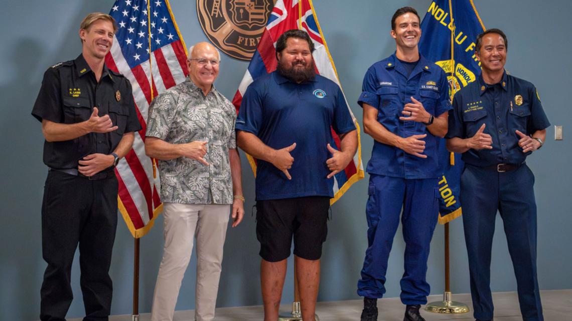 Off-duty Hawaii lifeguard helps save teen kayaker | wbir.com