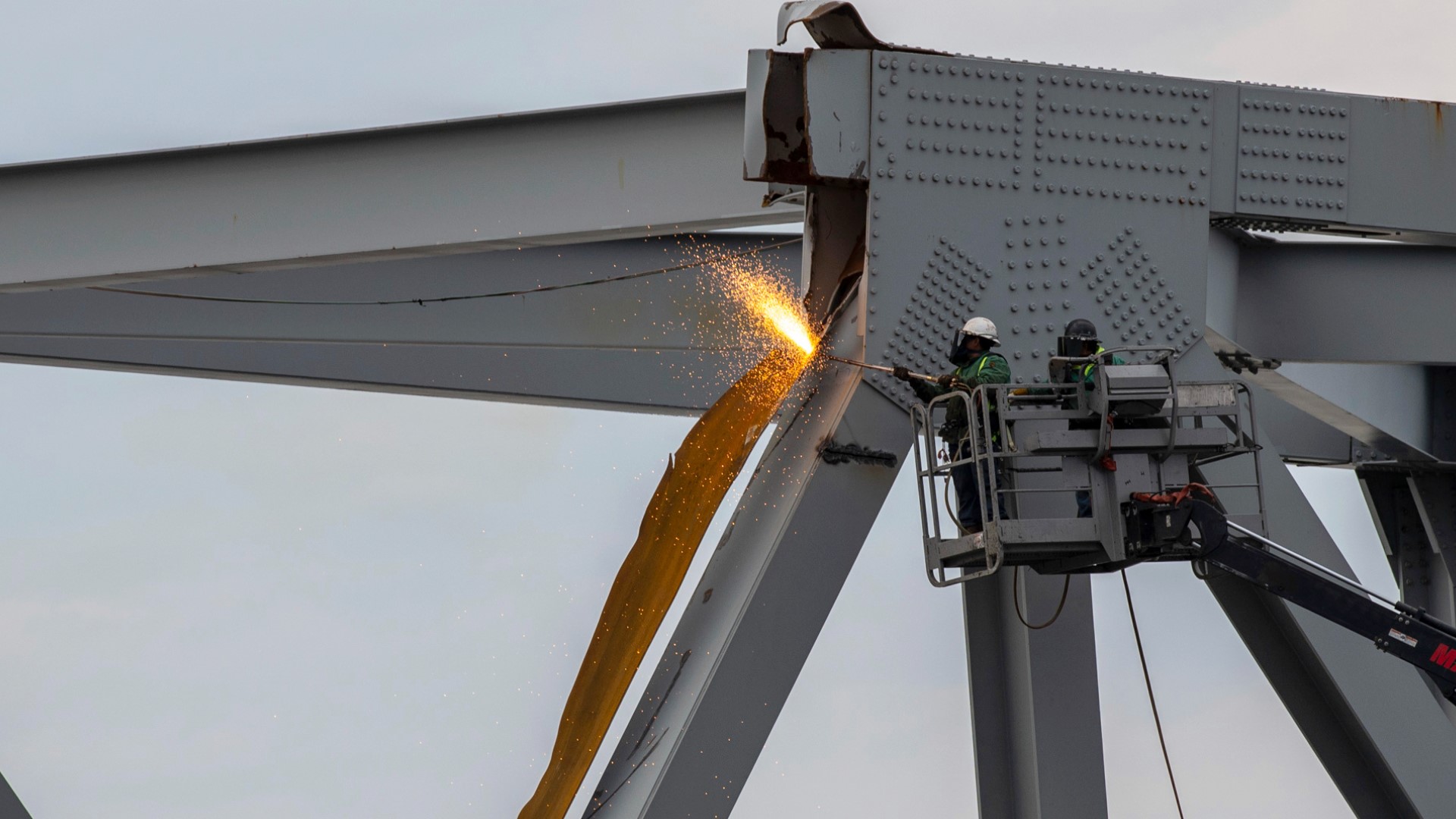 Baltimore bridge collapse: Crews continue work removing debris | wbir.com