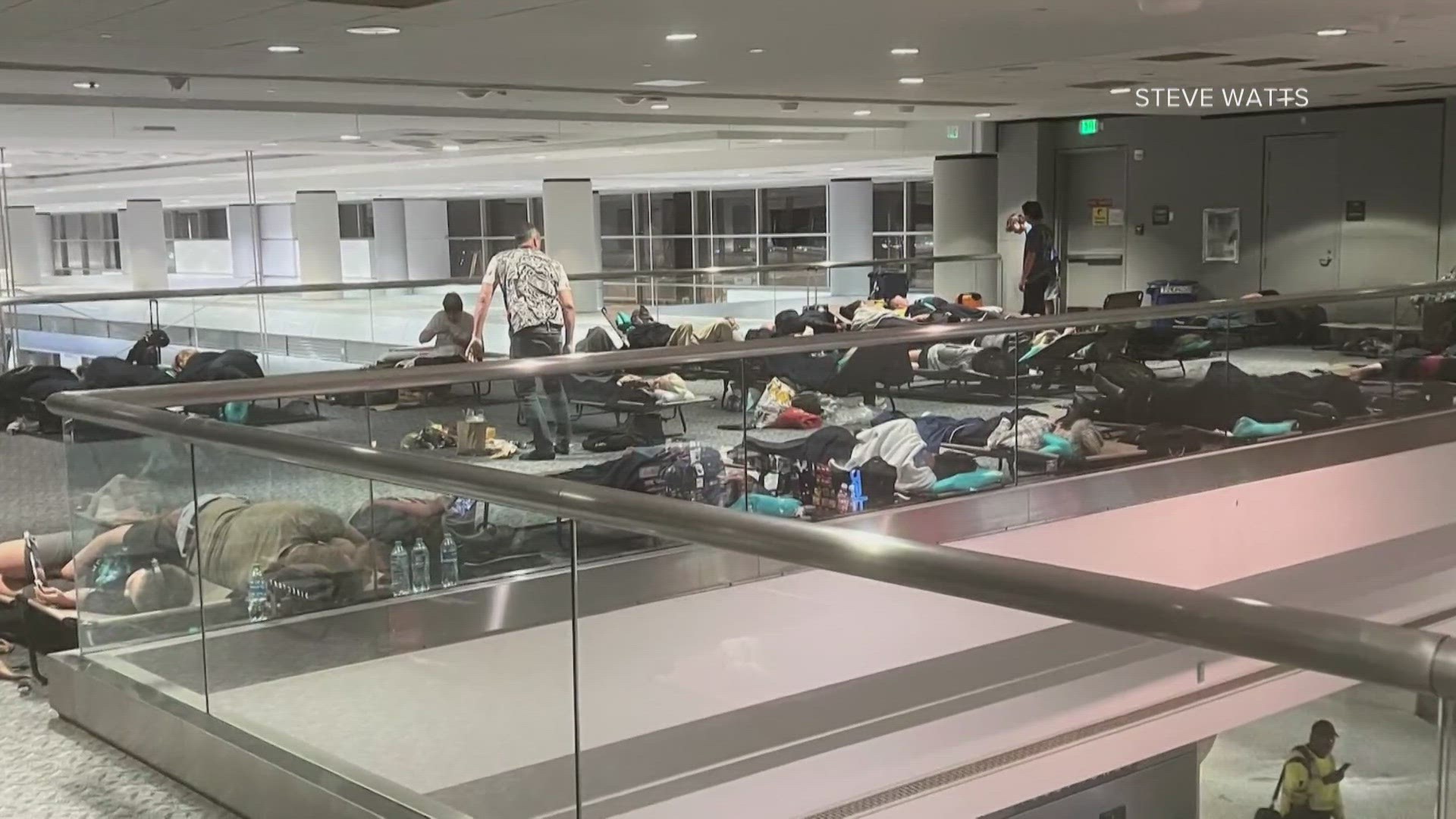 CEO took private plane as United Airlines canceled flights | wbir.com