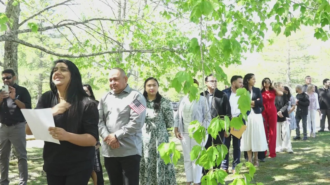 Over 100 Tennesseans take oath of citizenship in naturalization ...