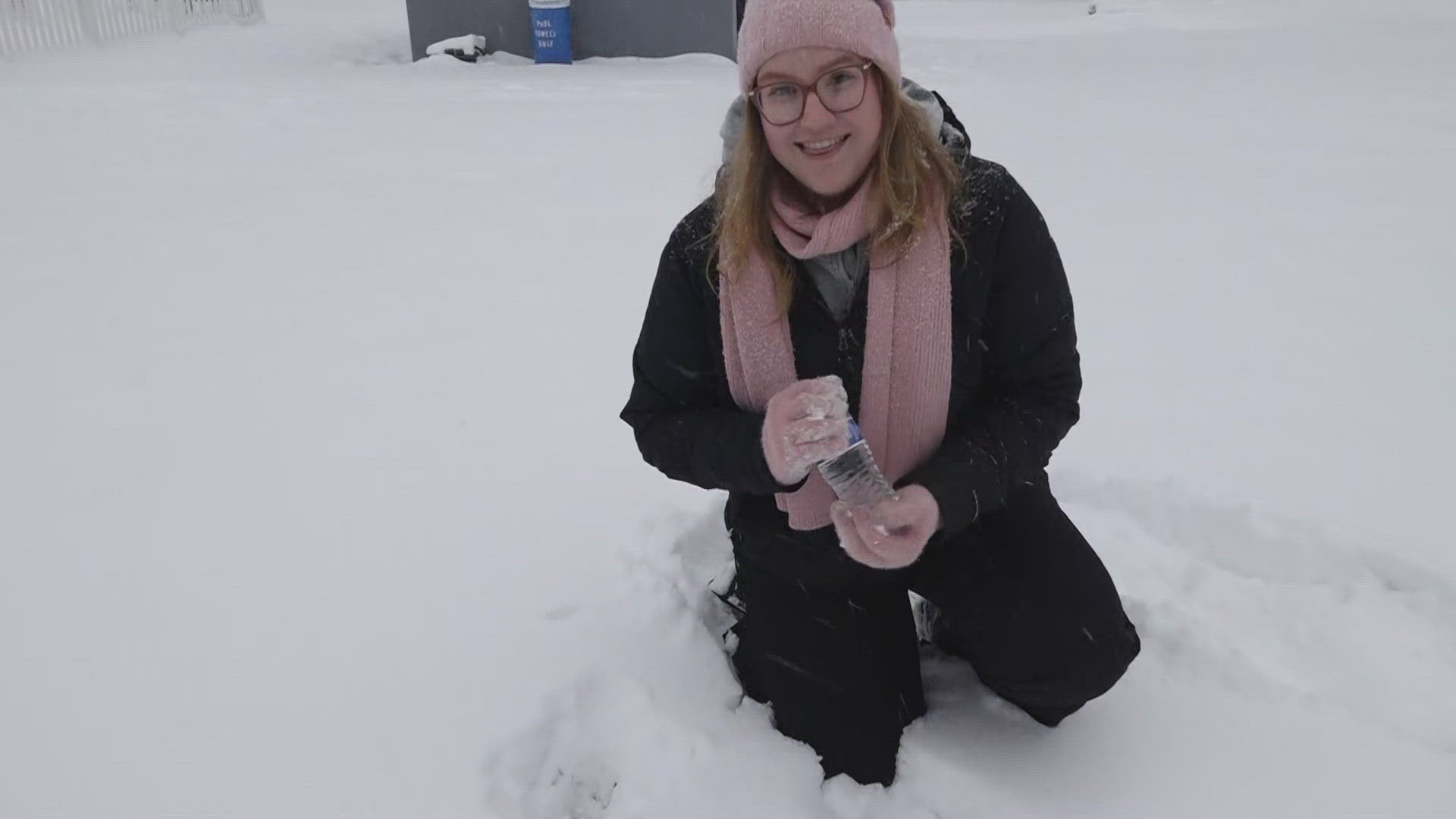 10News Reporter Emily shows whether a water bottle freezes in the snowy ...