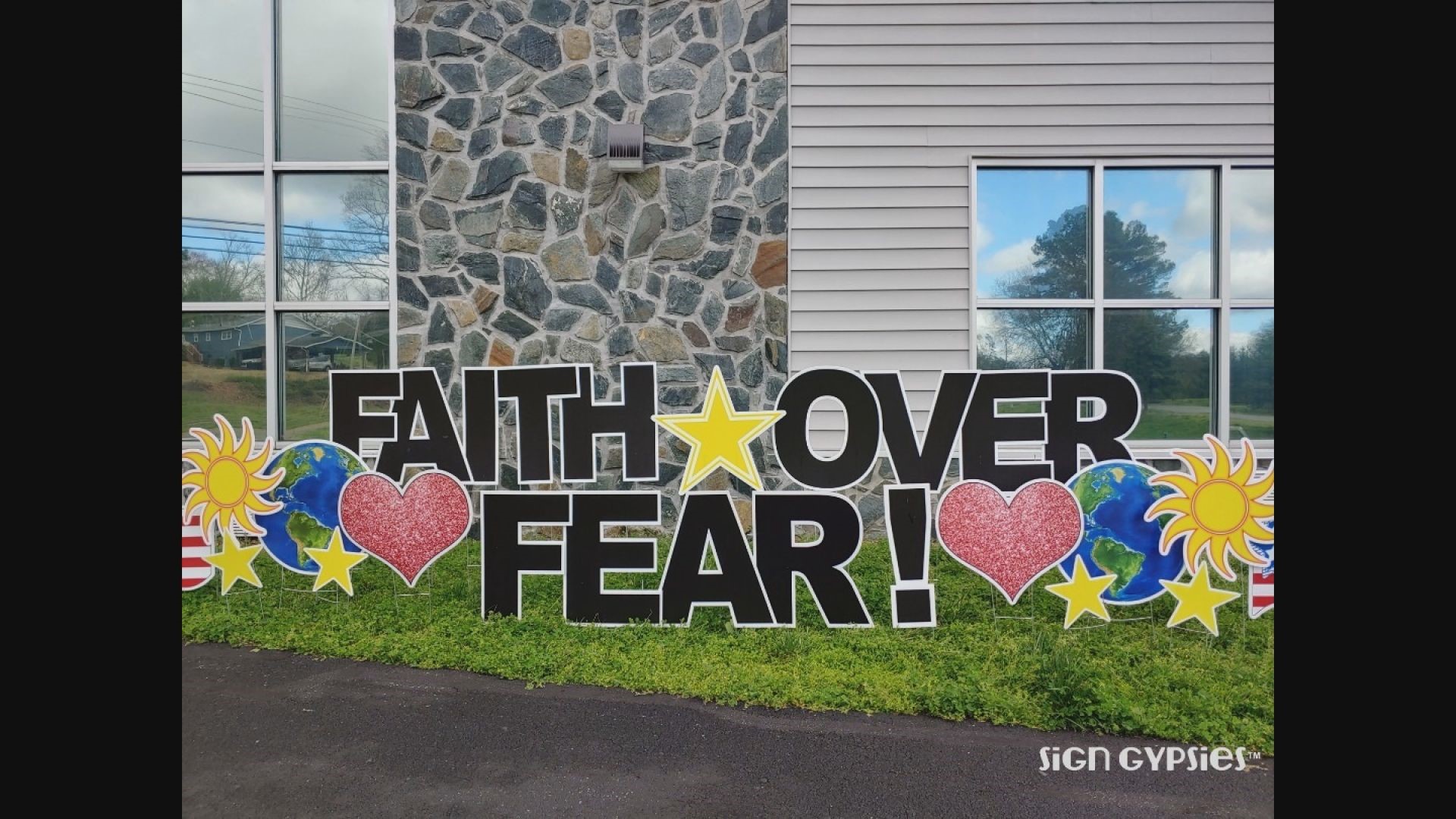 Sign Gypsies West Knox franchise spreads joy with yard greetings | wbir.com