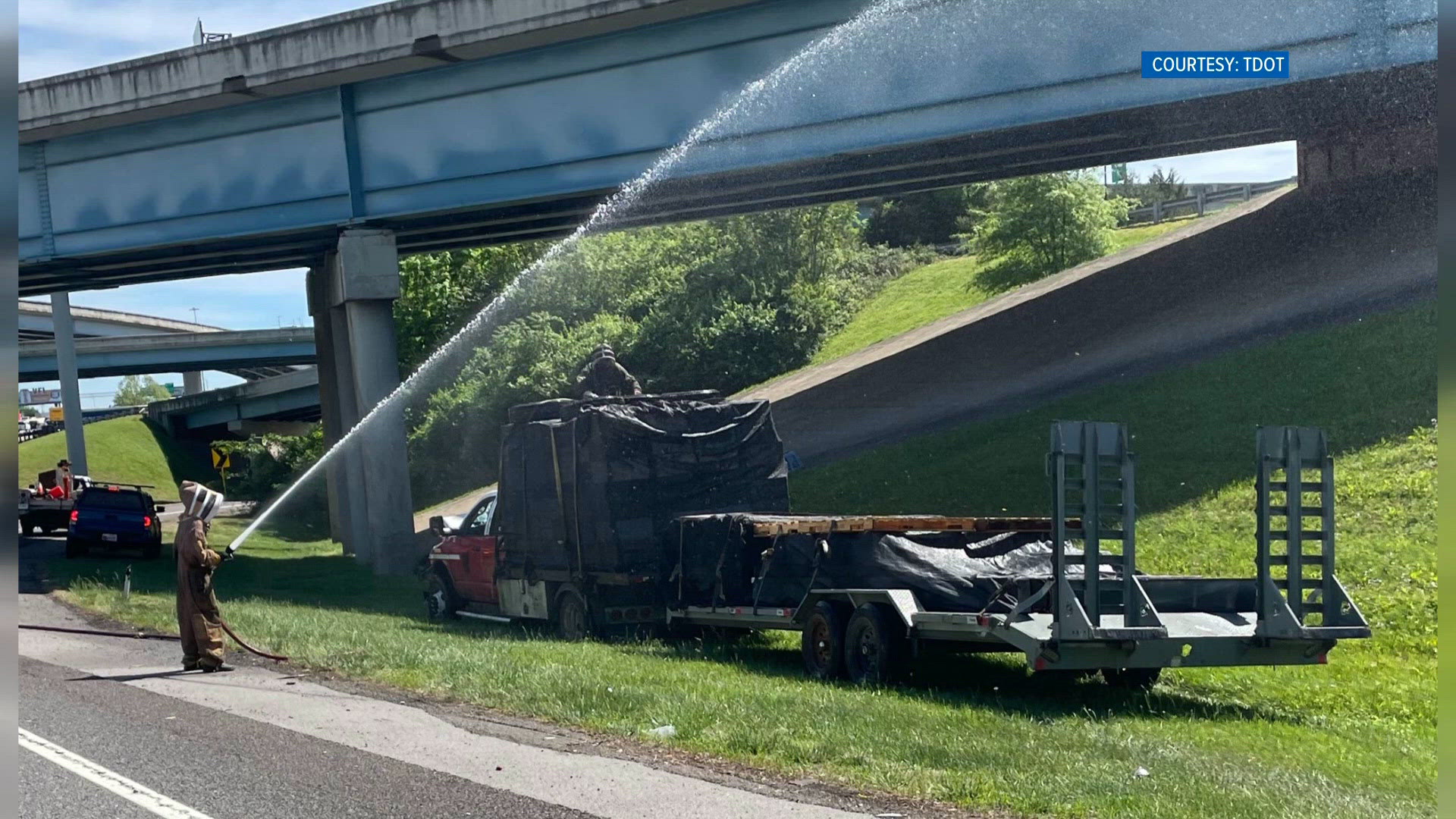 Truck carrying 1 million bees crashes on I-40 East near Henley Street ...