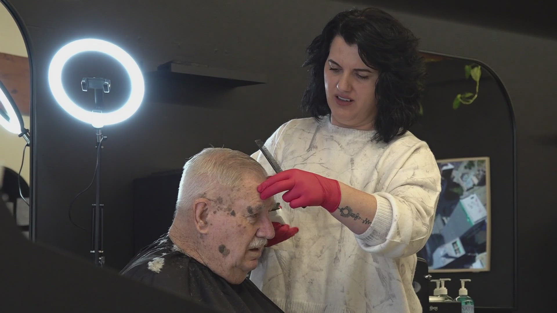 Local barber who traveled the world cutting hair opens shop in Oak ...