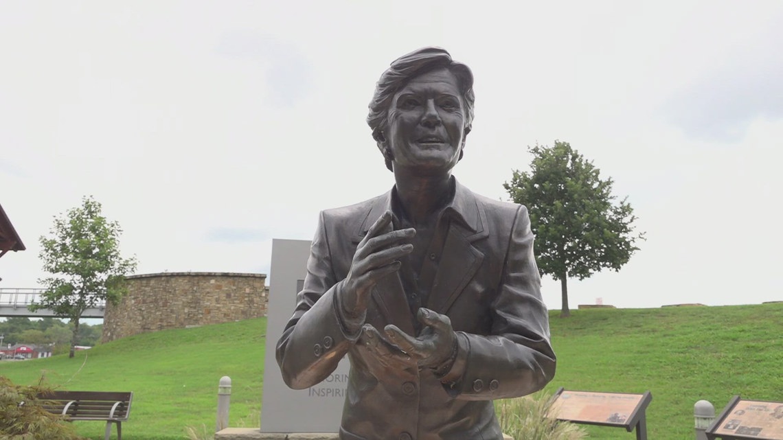 A Pat Summitt statue sits in Clarksville, honoring her legacy | wbir.com