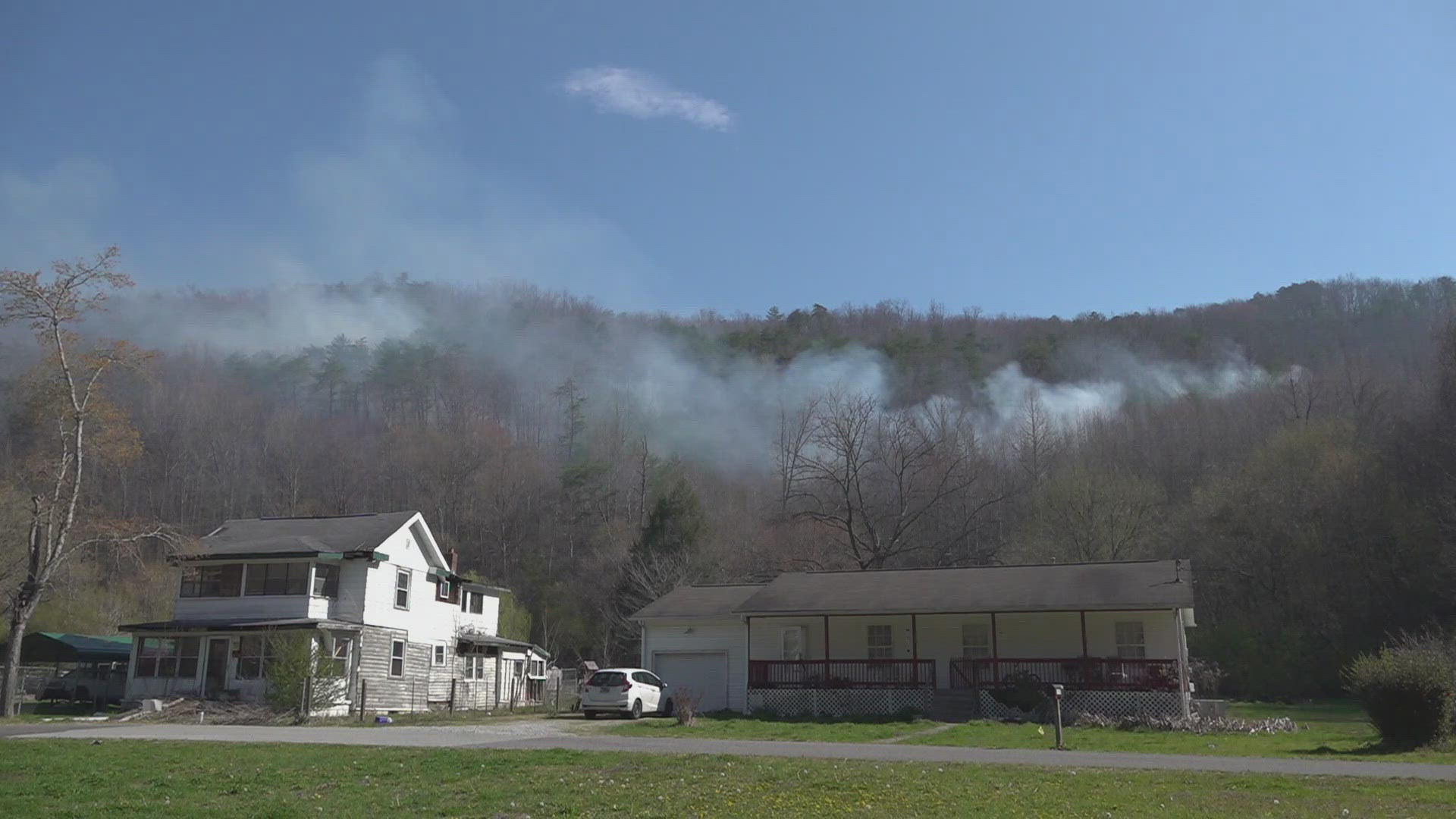 US Army, National Guard helicopters join fight against 150-acre fire in ...