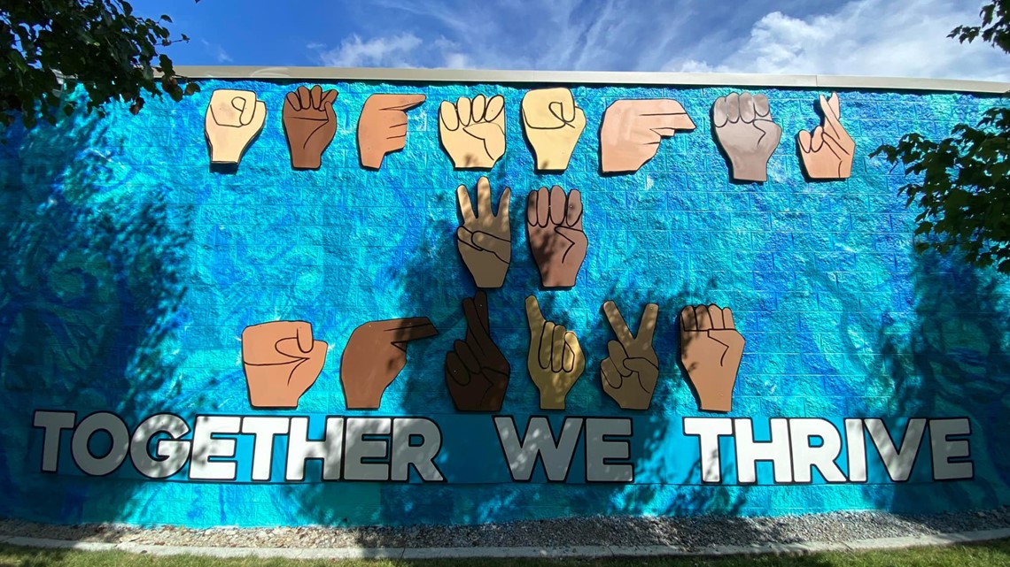 Oak Ridge students, artist come together to create murals for community ...