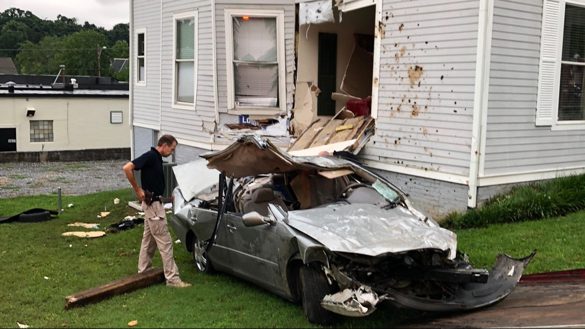 Jogger finds car crashed into building, driver taken to hospital | wbir.com