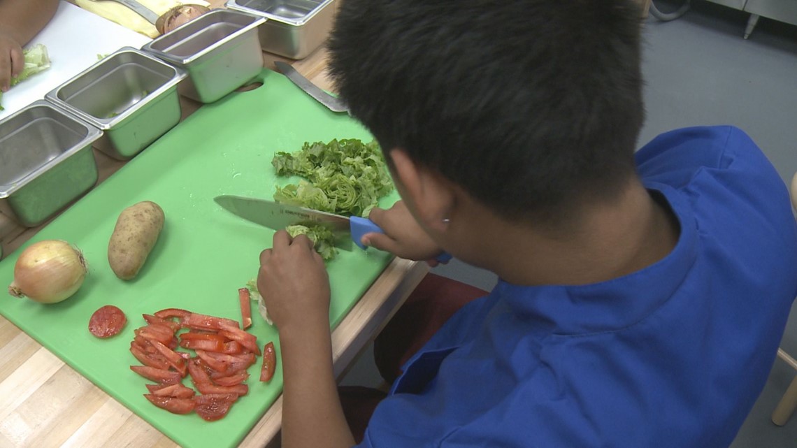They learn to cook and she learns to sign | wbir.com
