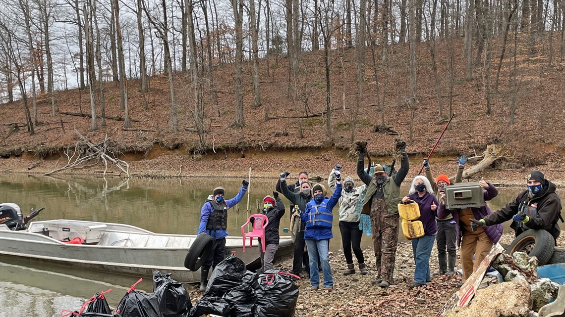 Volunteers remove 9,208lbs. of trash from Tennessee River | wbir.com