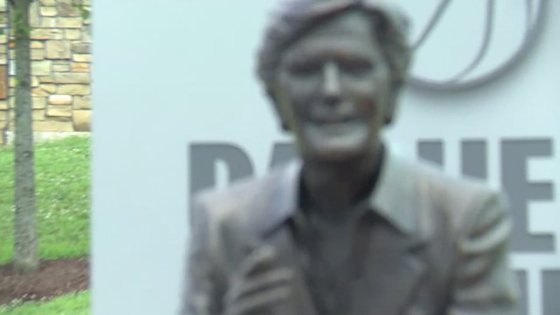 Pat Summitt statue unveiled in her hometown | wbir.com