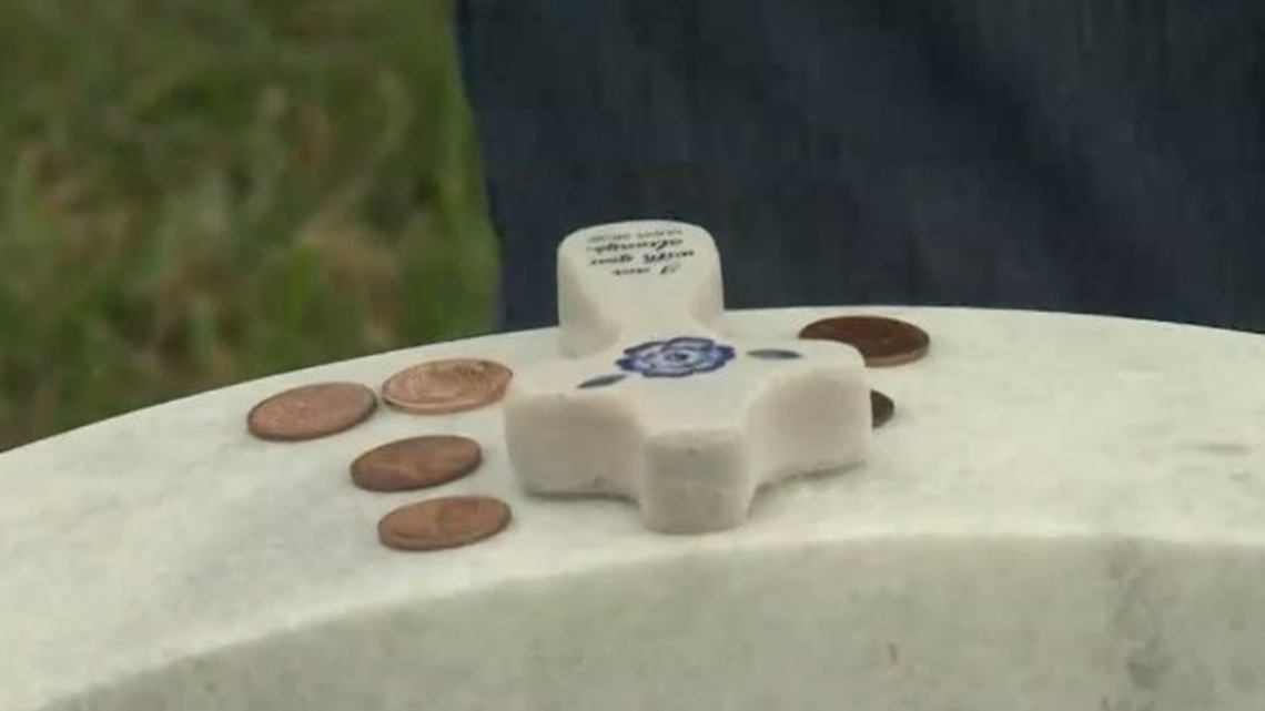 Veterans pay tribute to fallen soldiers with coins | wbir.com