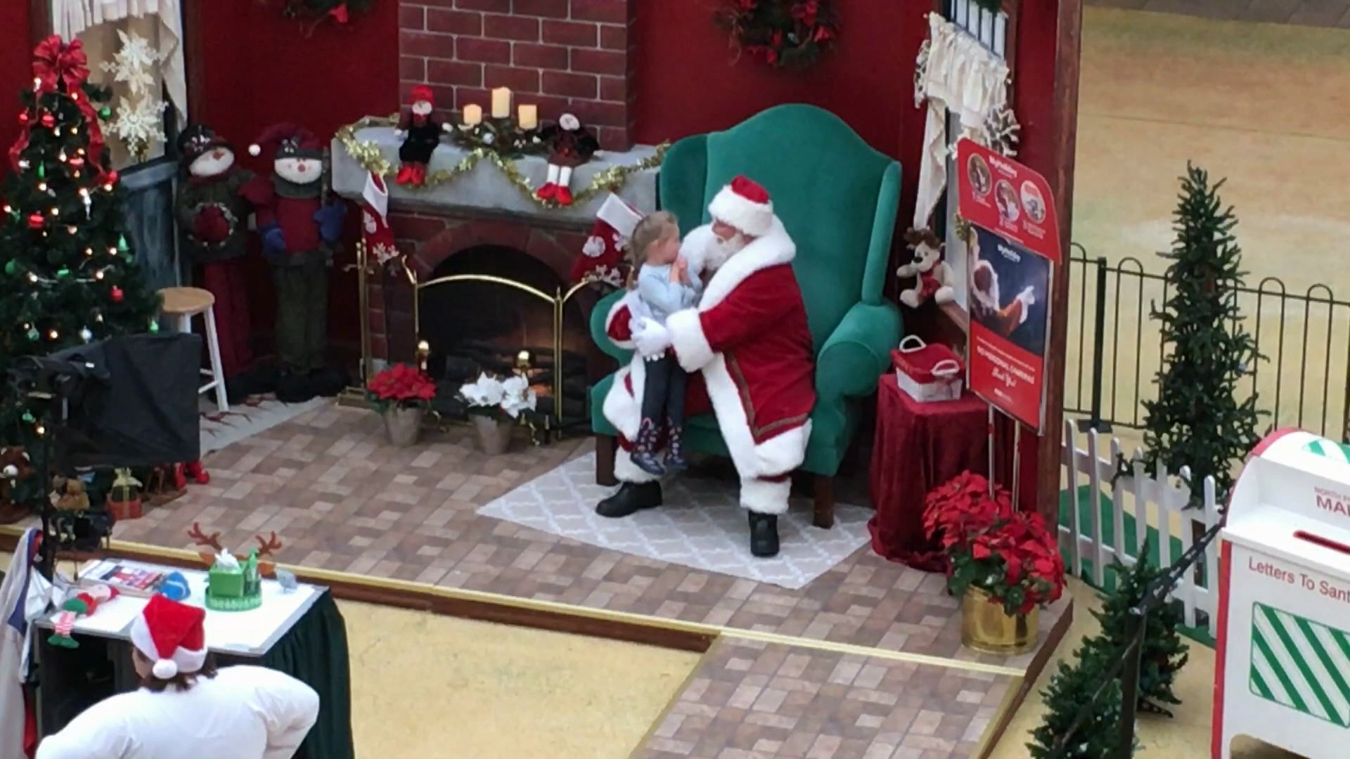 Lonely Knoxville Santa photo pulls heartstrings online | wbir.com