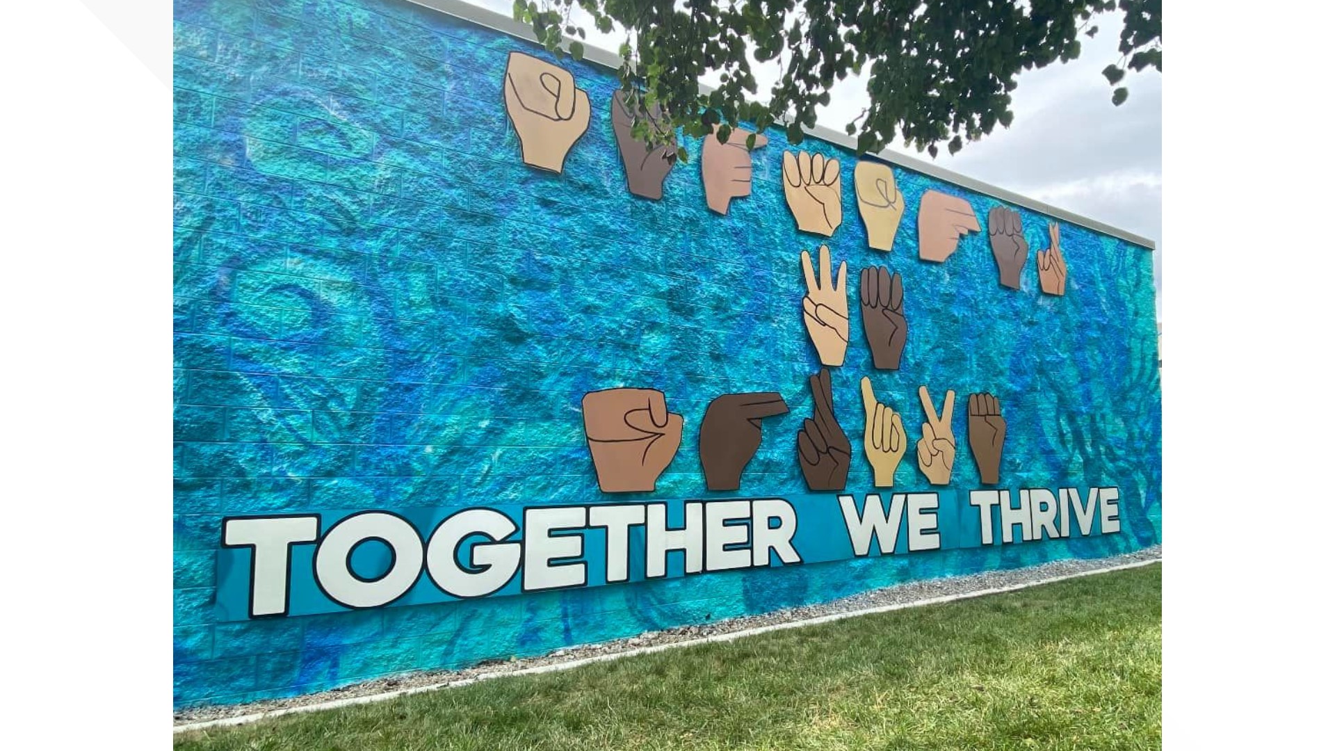 Oak Ridge students, artist come together to create murals for community ...