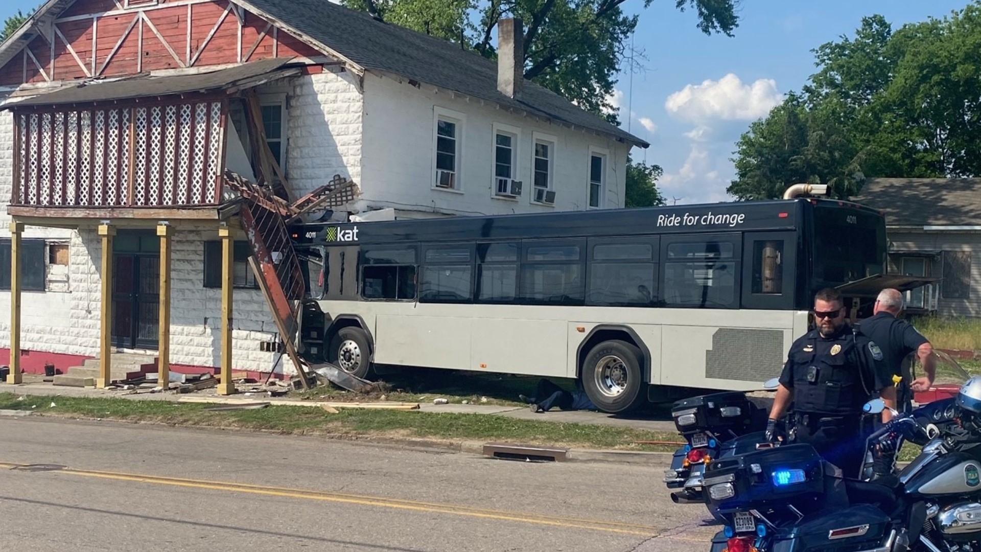 Crash involving KAT bus and FedEx truck | wbir.com