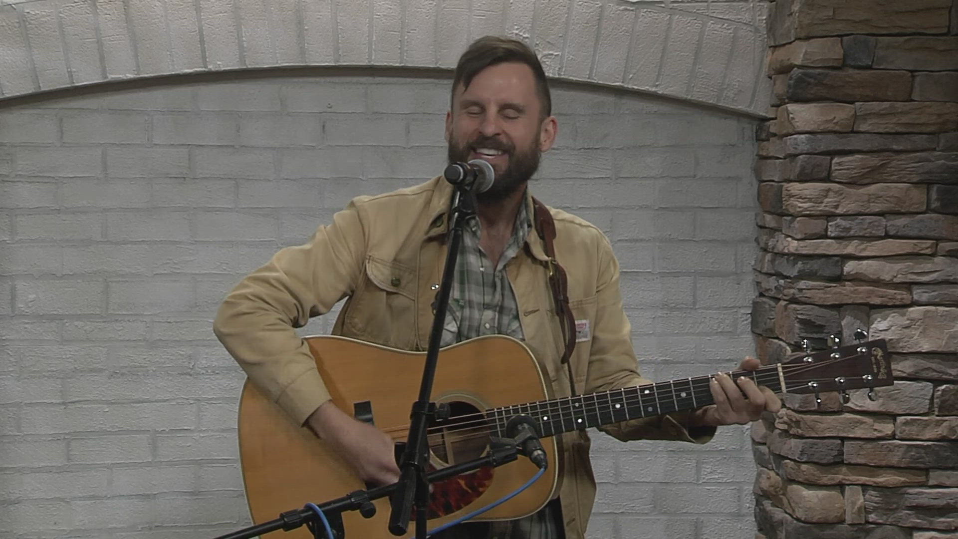 Musician Erick Baker performs sneak peek of Valentine's Day show | wbir.com