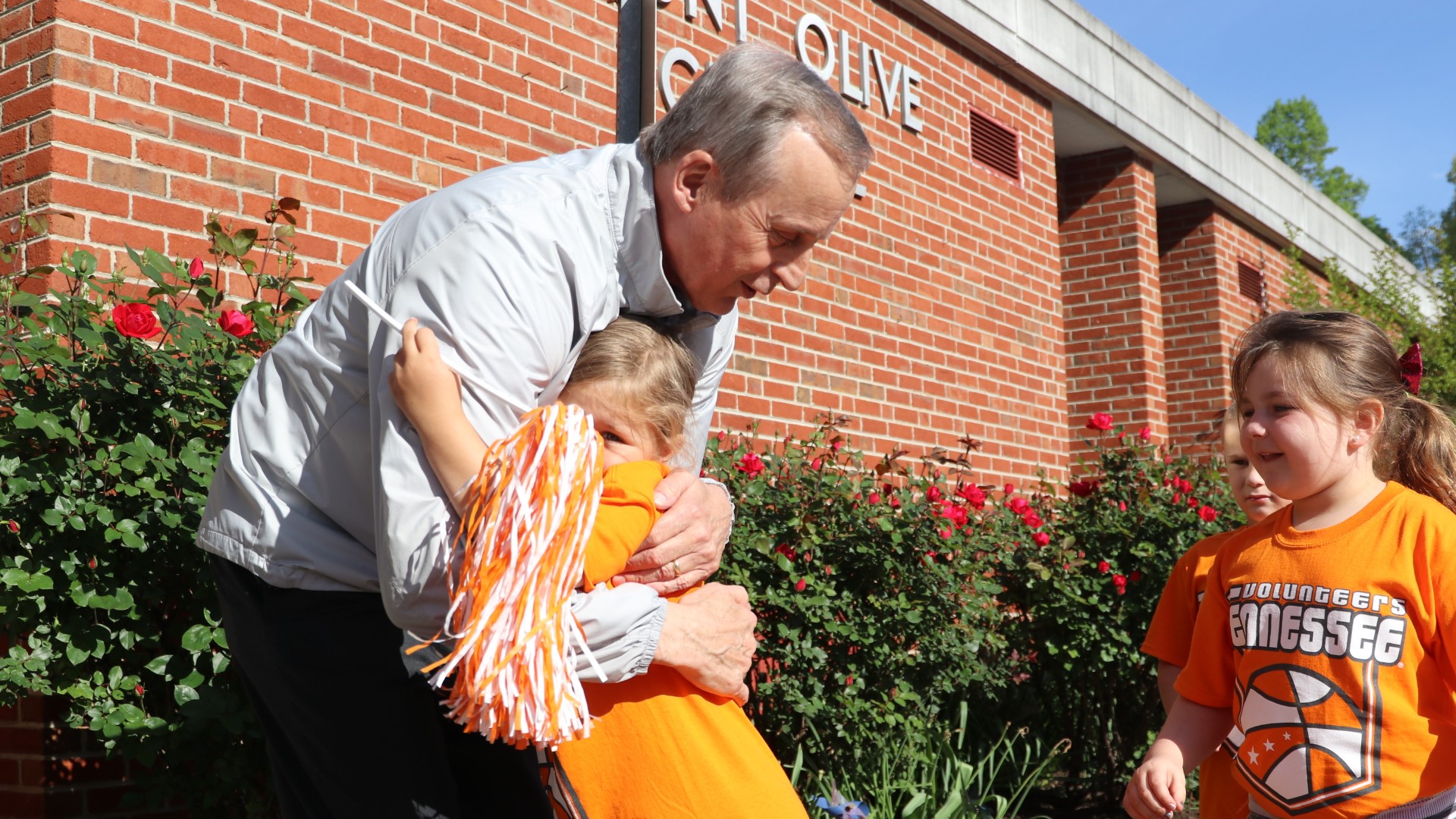 Coach Rick Barnes surprises Mount Olive Elementary students in special ceremony | wbir.com