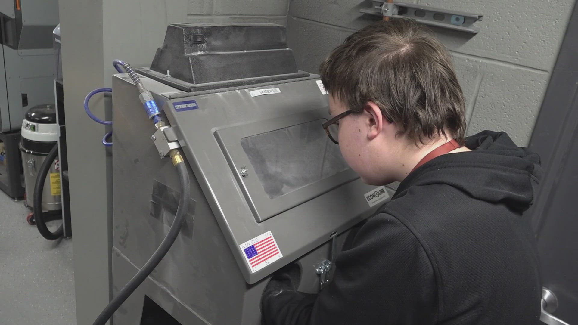 Oak Ridge students run manufacturing business | wbir.com