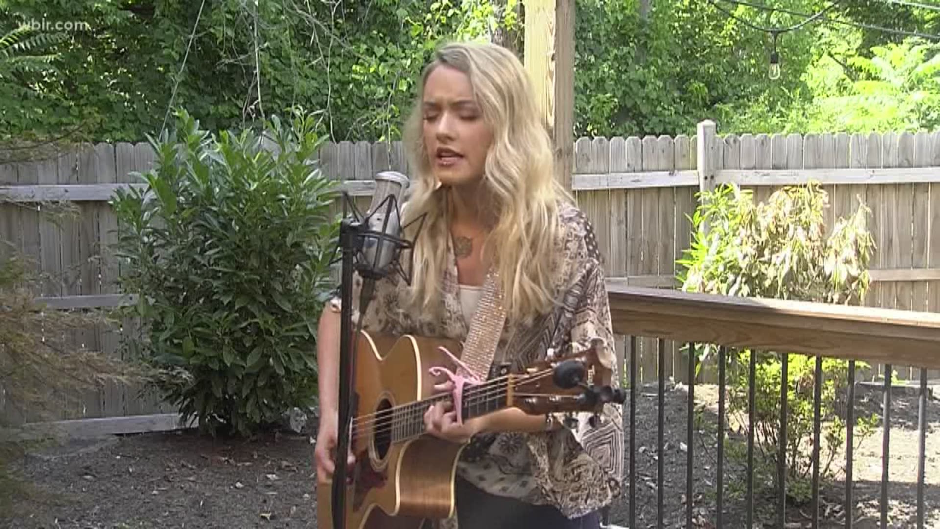 Emily Ann Roberts performs ahead of concert | wbir.com