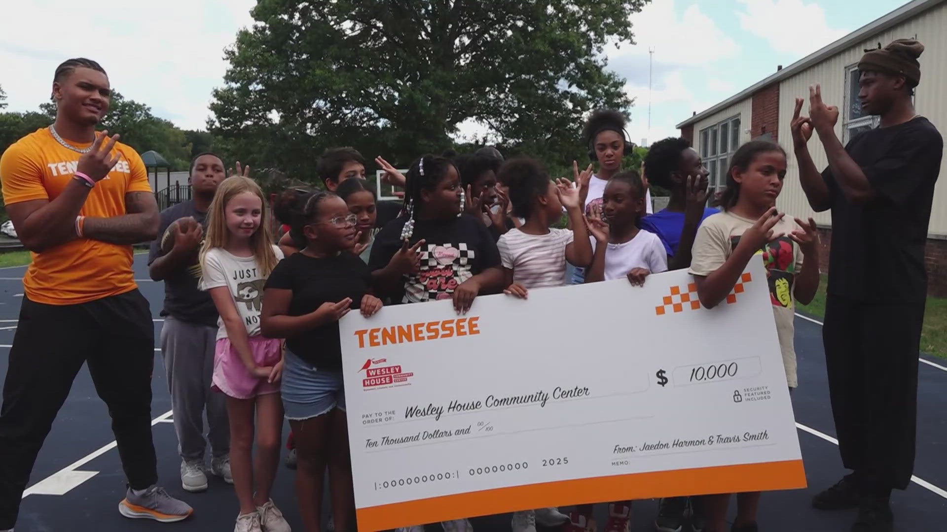 UT football freshmen Travis Smith Jr. and Jaedon Harmon donate NIL ...