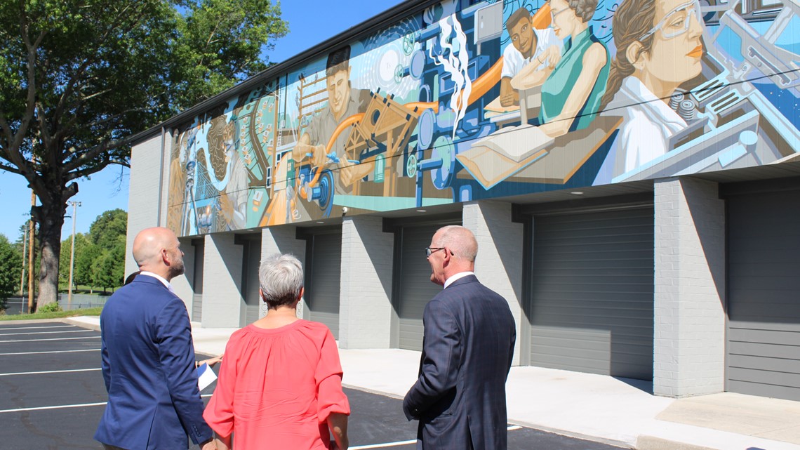 New mural completed in Oak Ridge illustrating city's history of ...