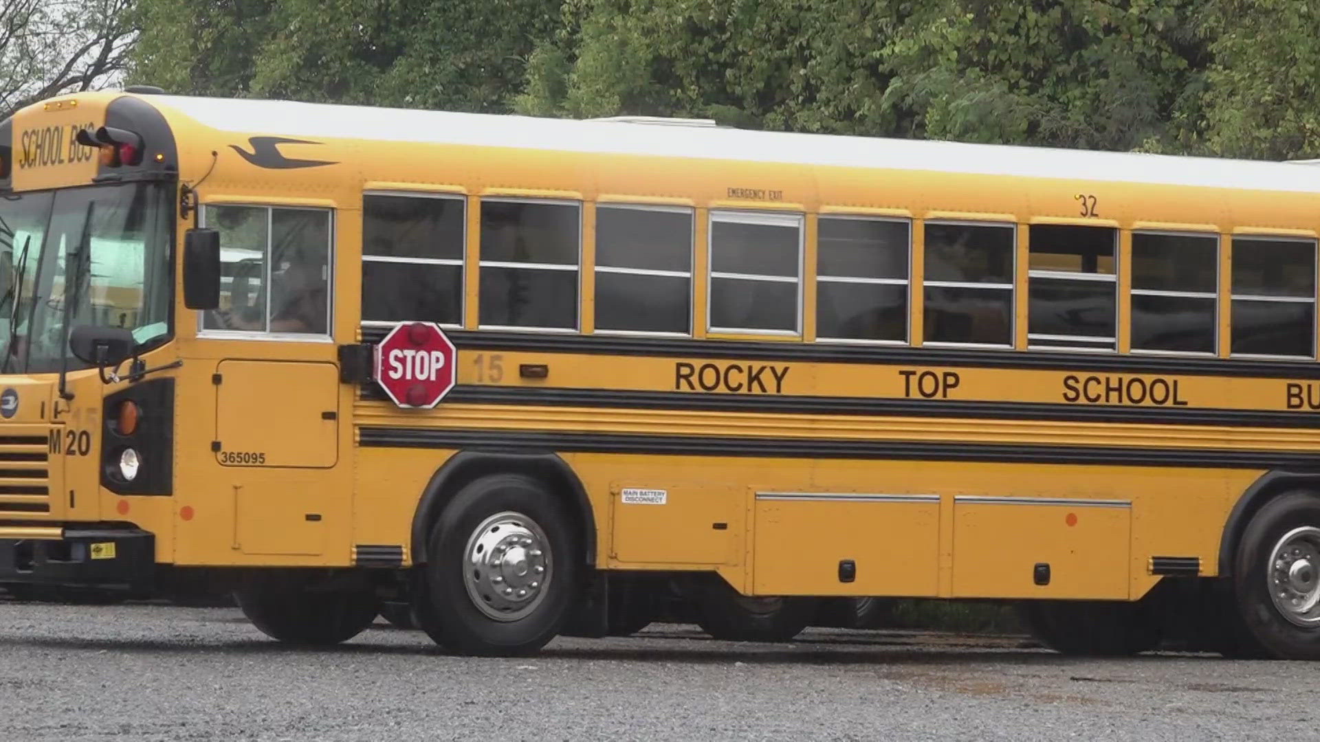 TN lawmakers propose lowering the minimum school bus driver age to 21 ...