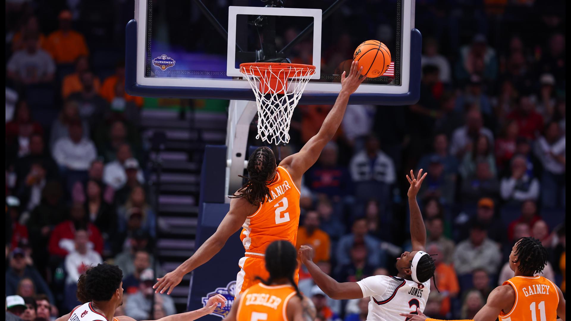 No. 8 Tennessee defeats No. 3 Auburn in semifinals of SEC Tournament, advances to championship ...