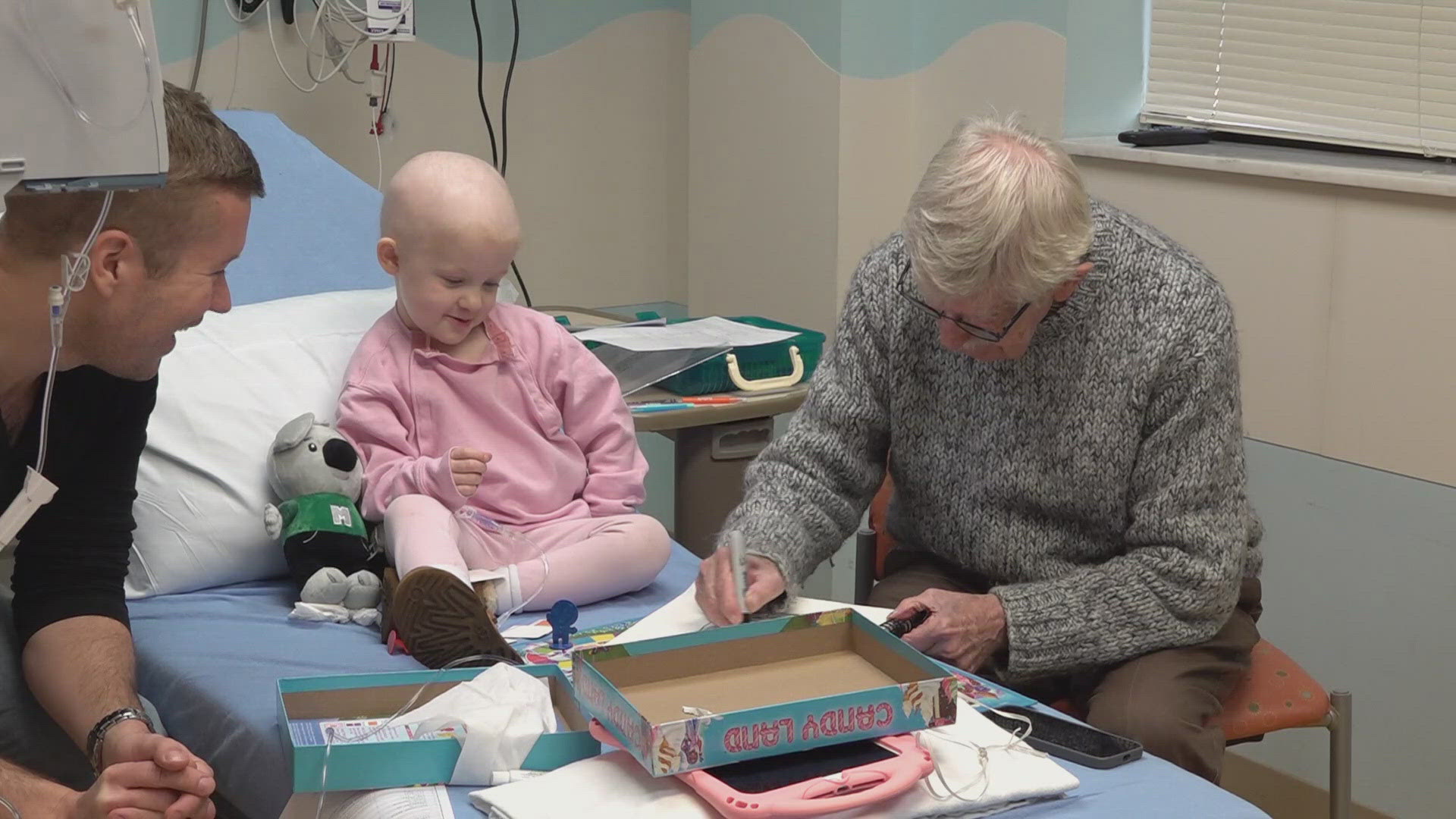 Beloved cartoonist brings holiday joy to patients at East Tennessee ...
