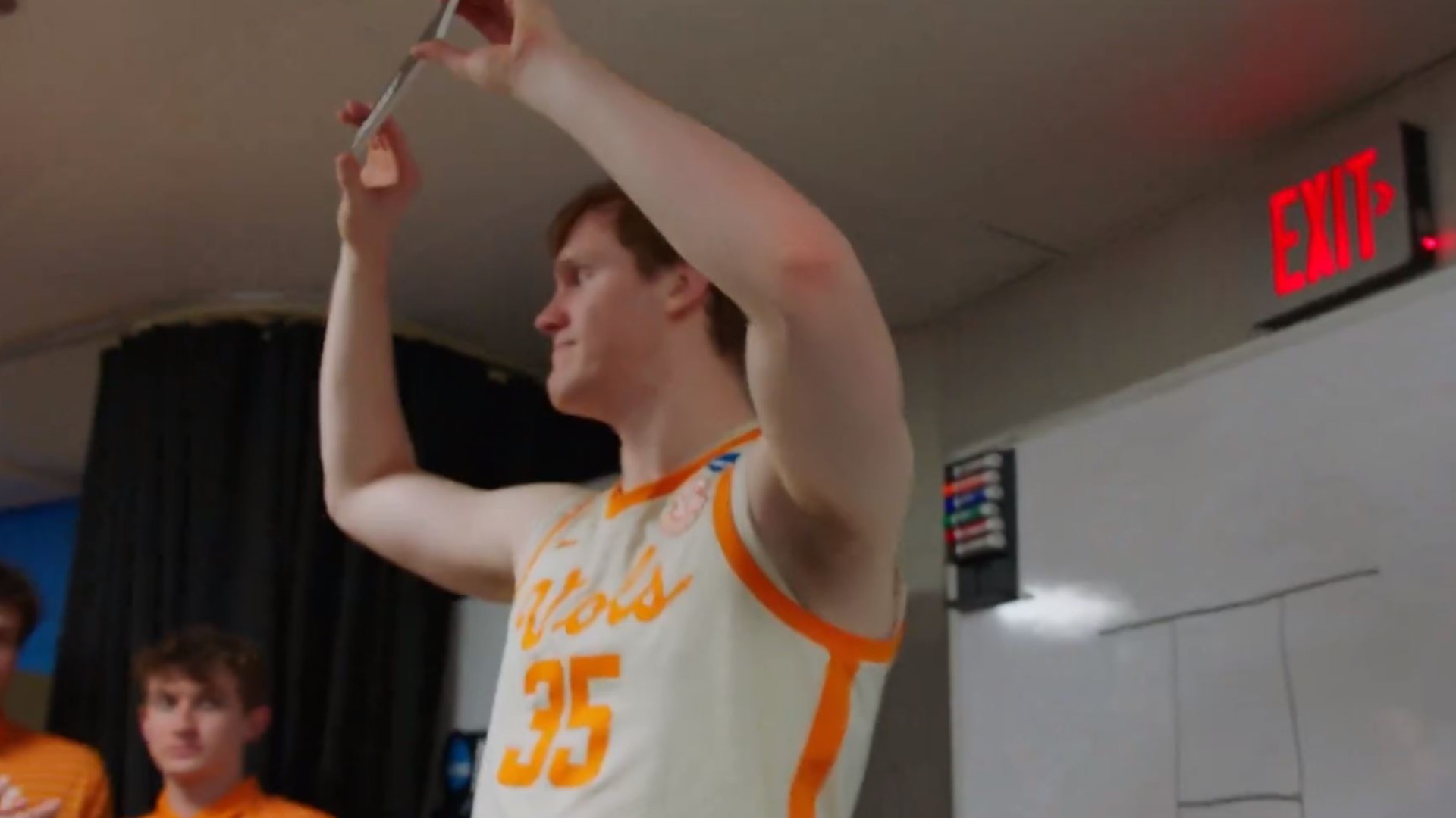 Vols forward Colin Coyne cracks bracket board when putting Tennessee’s ...
