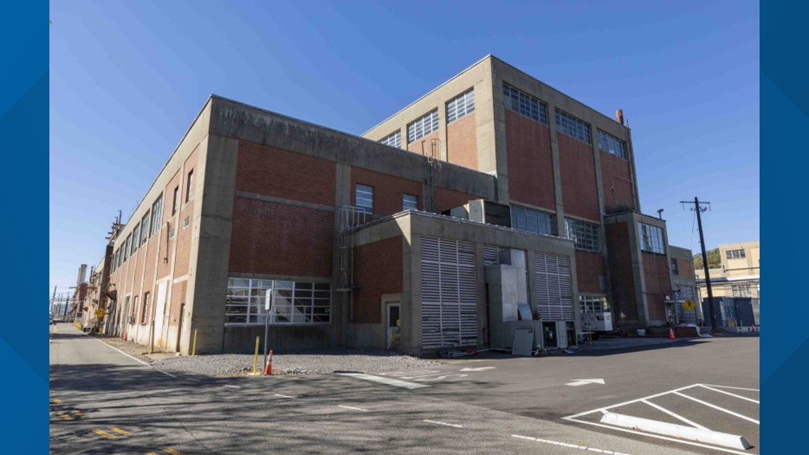 Crews take step towards tearing down Manhattan Project-era facility in ...