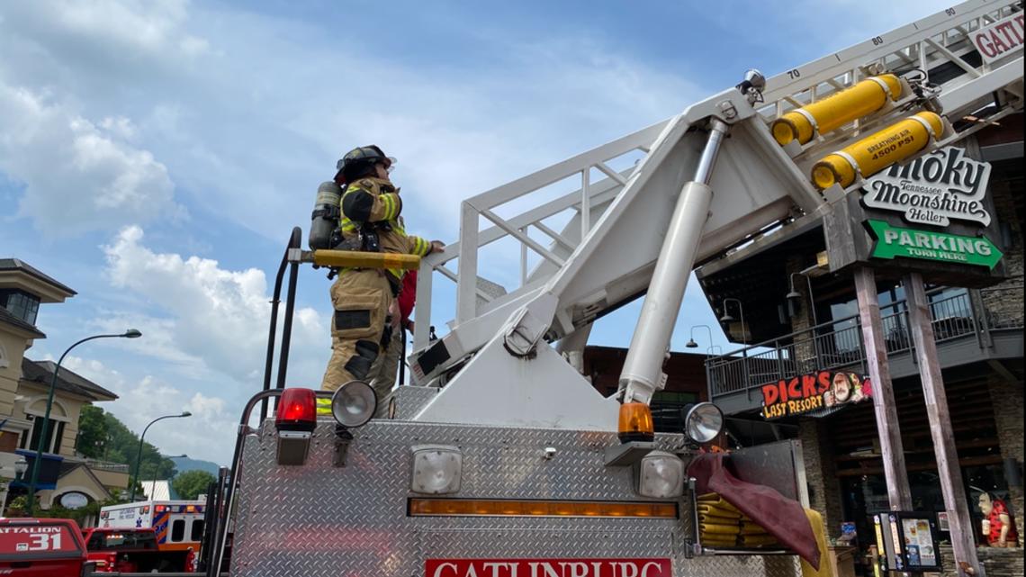 Parkway closed as GFD crews work contained fire | wbir.com