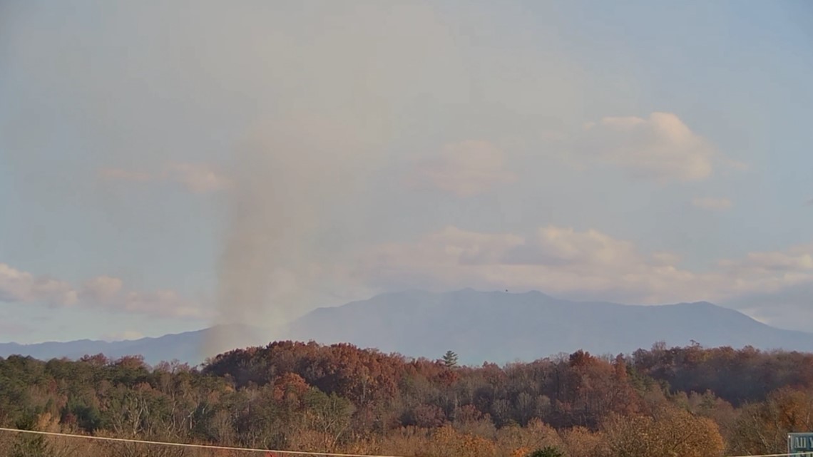 Crews fighting wildfire near Dollywood in Pigeon Forge; Dollywood ...