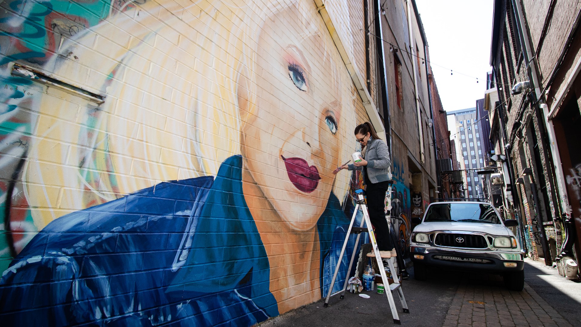 Meet the artist tasked with remaking the Dolly mural on Strong Alley ...