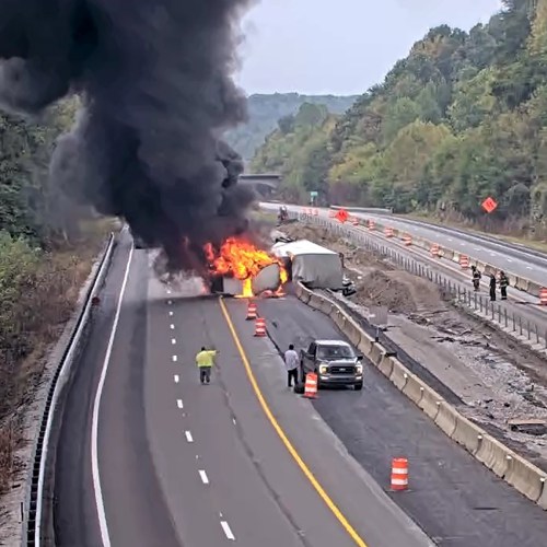 All lanes blocked on I-75 in KY due to crash, photos show semi-truck on ...