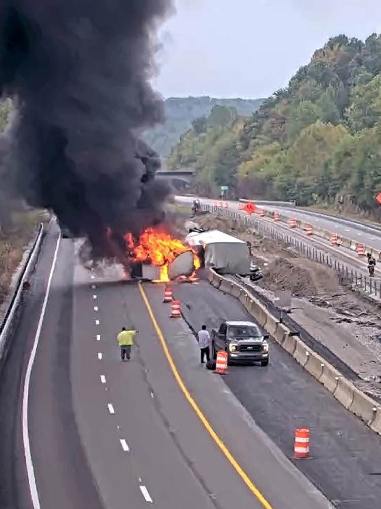 All lanes blocked on I-75 in KY due to crash, photos show semi-truck on ...