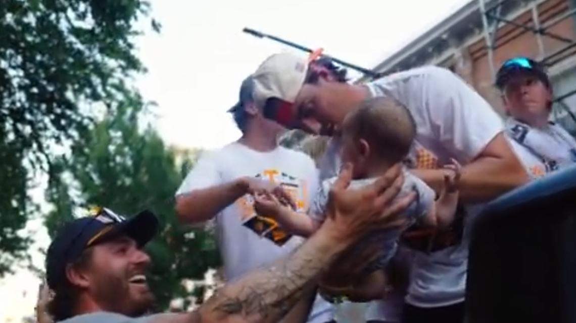 Here are some of the best moments of the Vols celebration parade | wbir.com