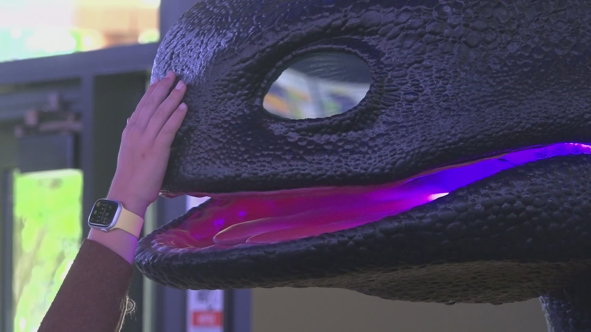 Animatronic Toothless now at Regal Pinnacle for release of 'How to ...