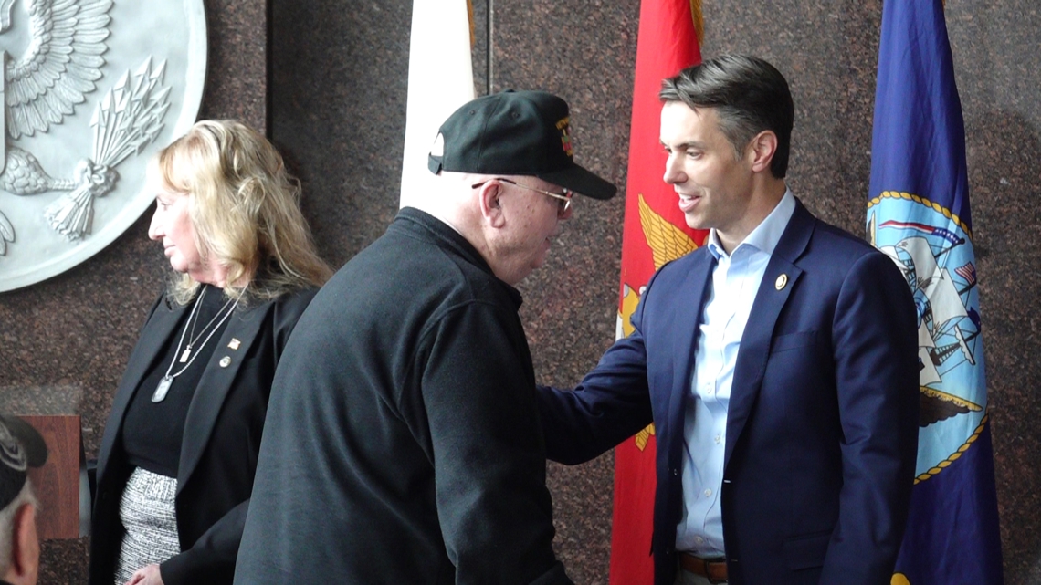 Local Vietnam War veterans honored at pinning ceremony | wbir.com