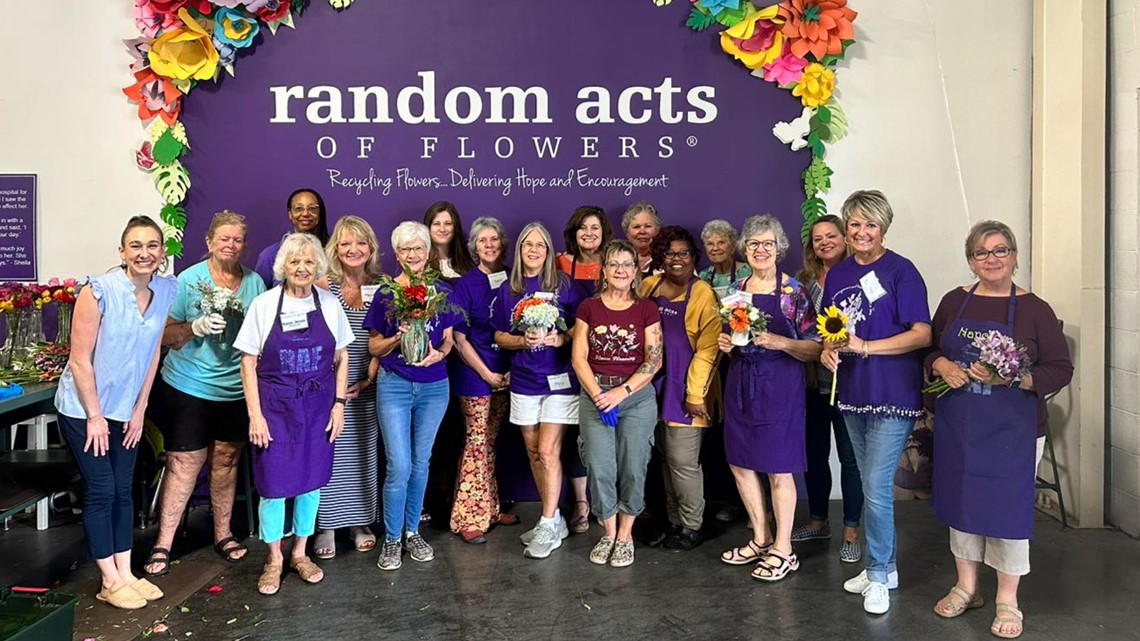 Nonprofit works with Mobile Meals to give seniors flowers | wbir.com