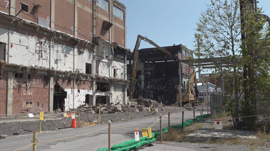 Demolition begins on Alpha-2 building at Y-12 in Oak Ridge | wbir.com
