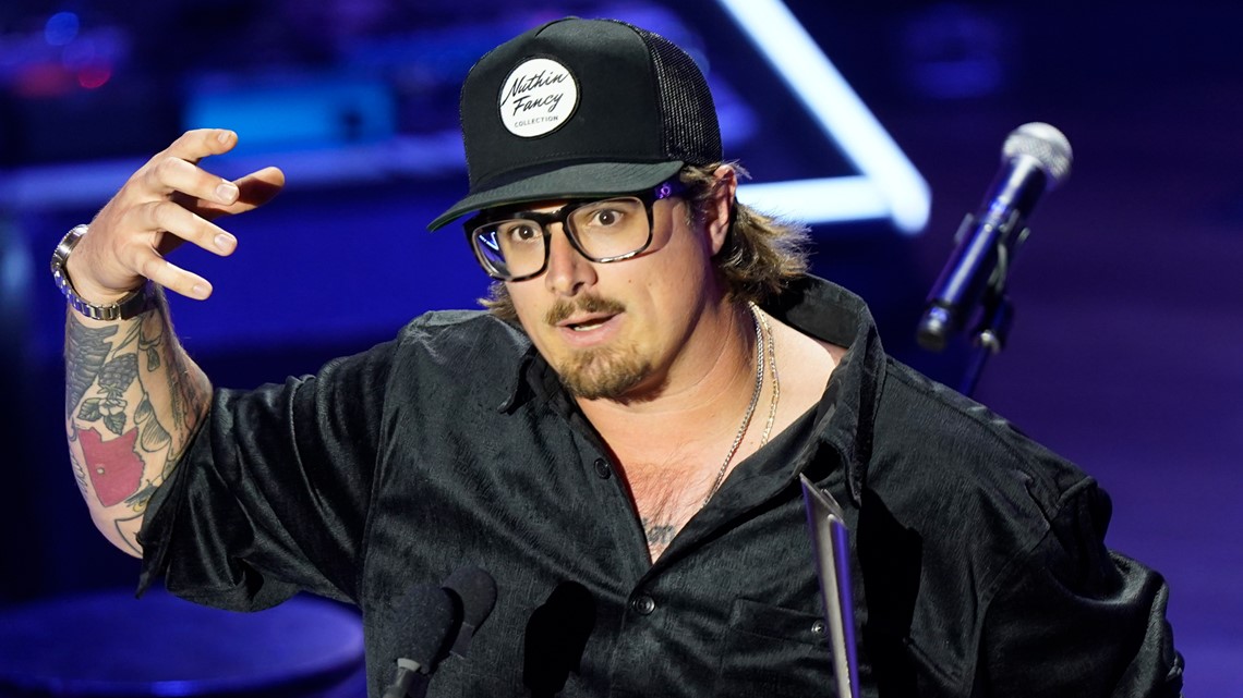 Tour bus crash on I-40 injures musician Hardy | wbir.com