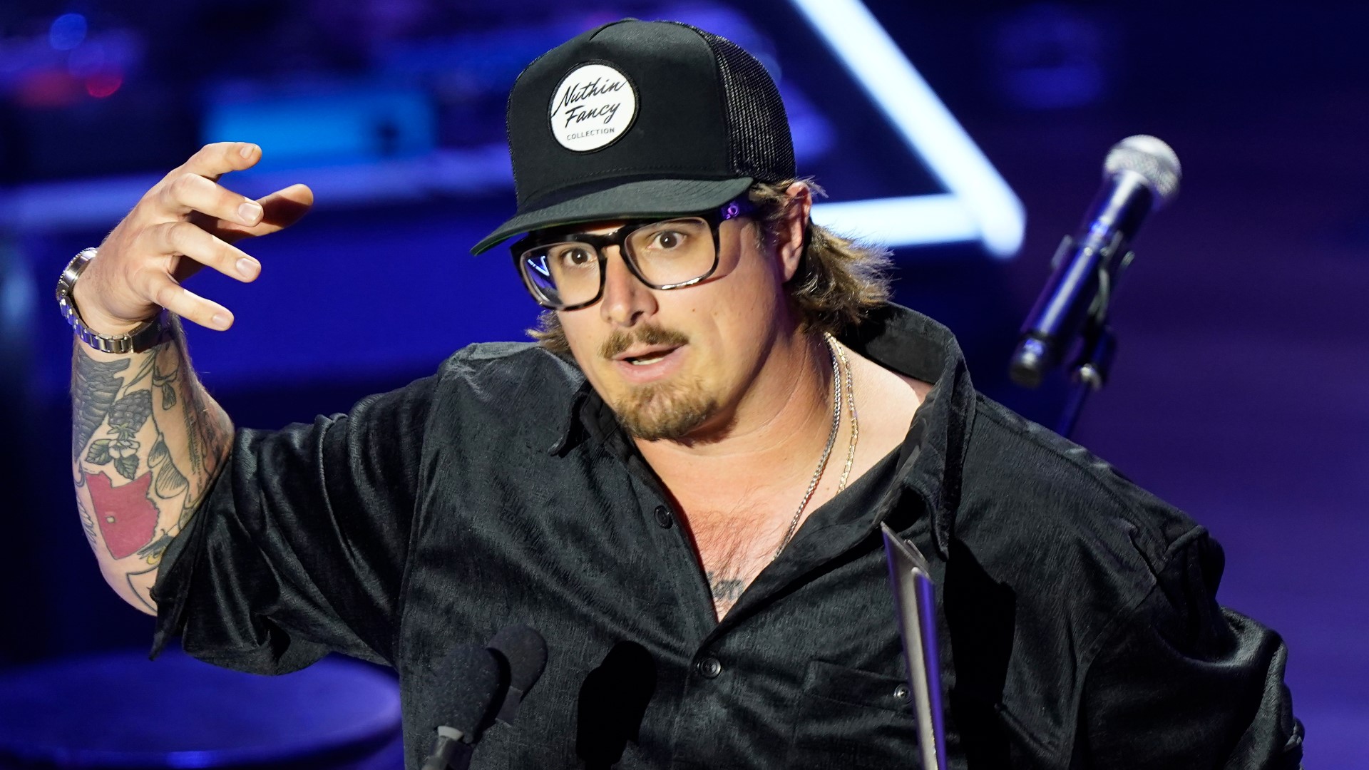 Tour bus crash on I-40 injures musician Hardy | wbir.com