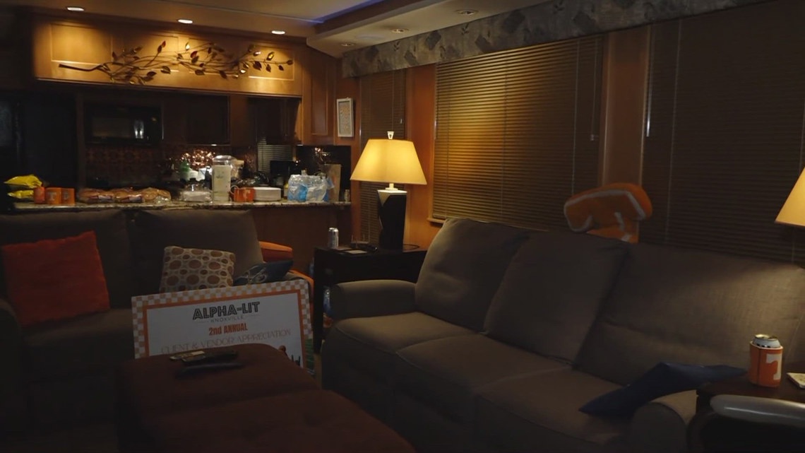 Touring a yacht with the Vol Navy | wbir.com