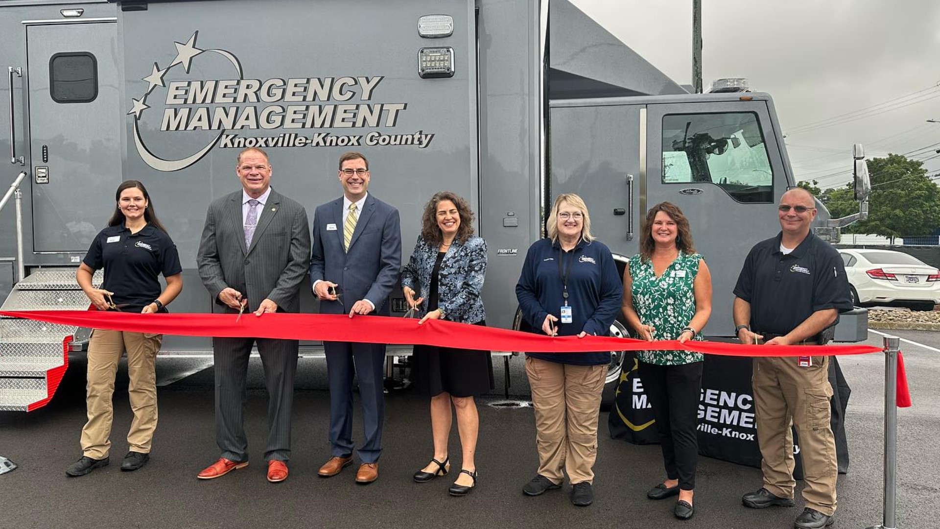 Knoxville leaders cut ribbon on new emergency management command truck ...
