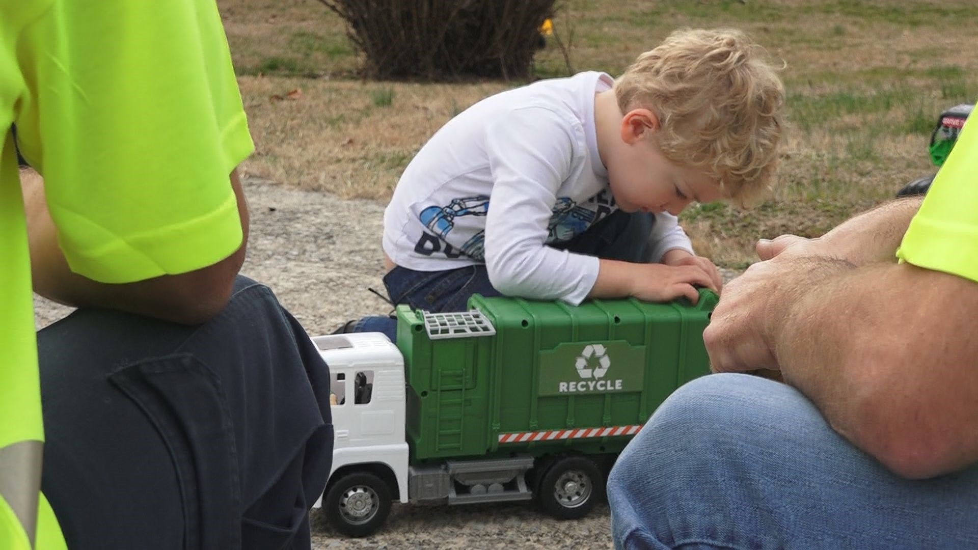 Little boy surprised by his heroes, the garbage men | wbir.com