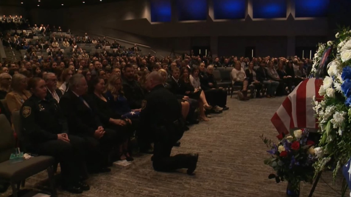 Blount County deputies present folded American flags to those who loved ...