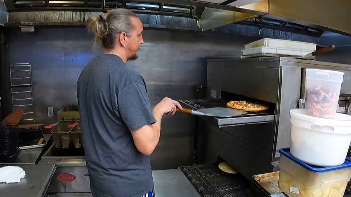 Pizza shop employees ask owner to open on Thanksgiving | wbir.com